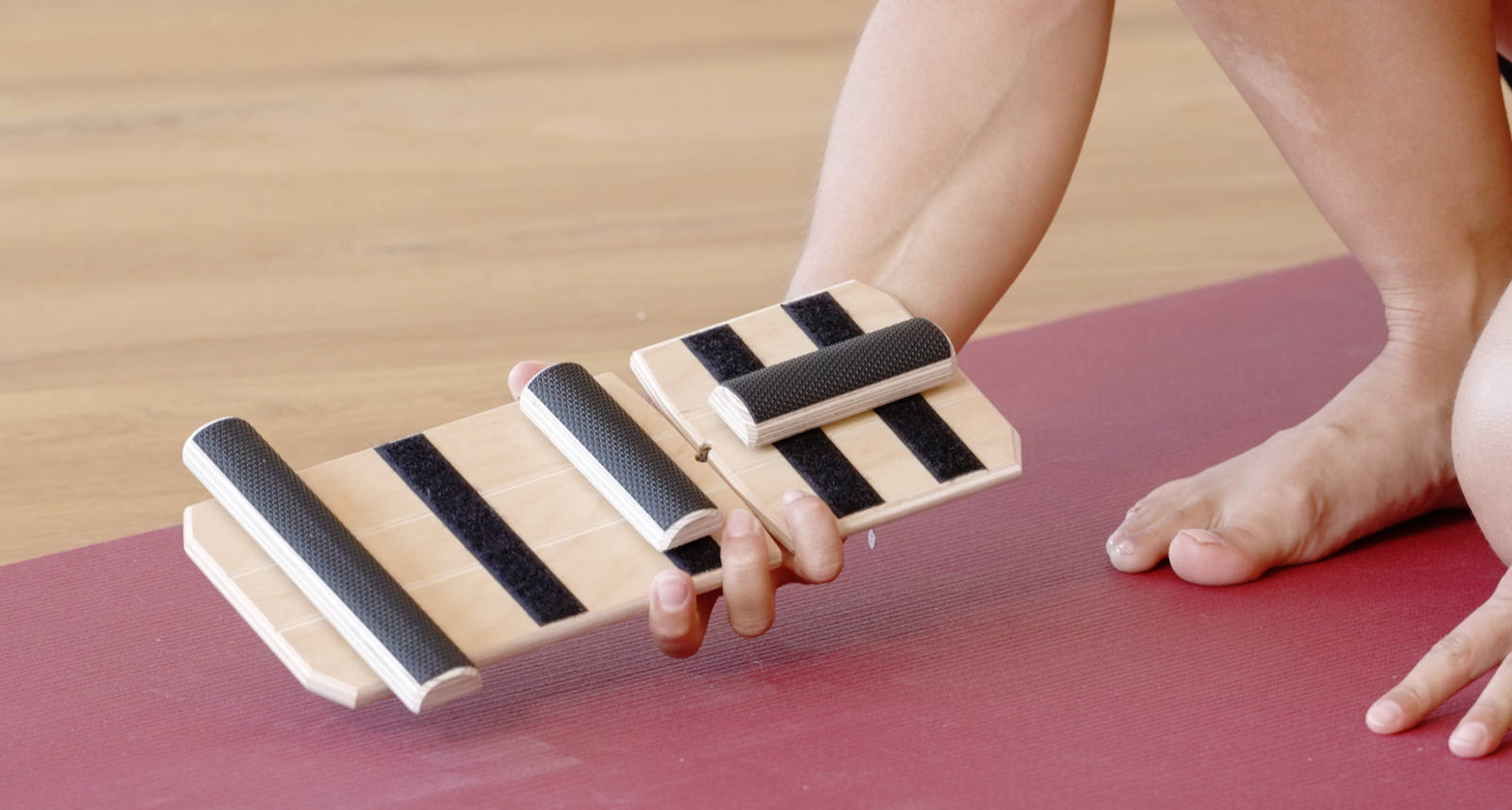 BlackBoard: strengthen your feet with the adjustable tilting board