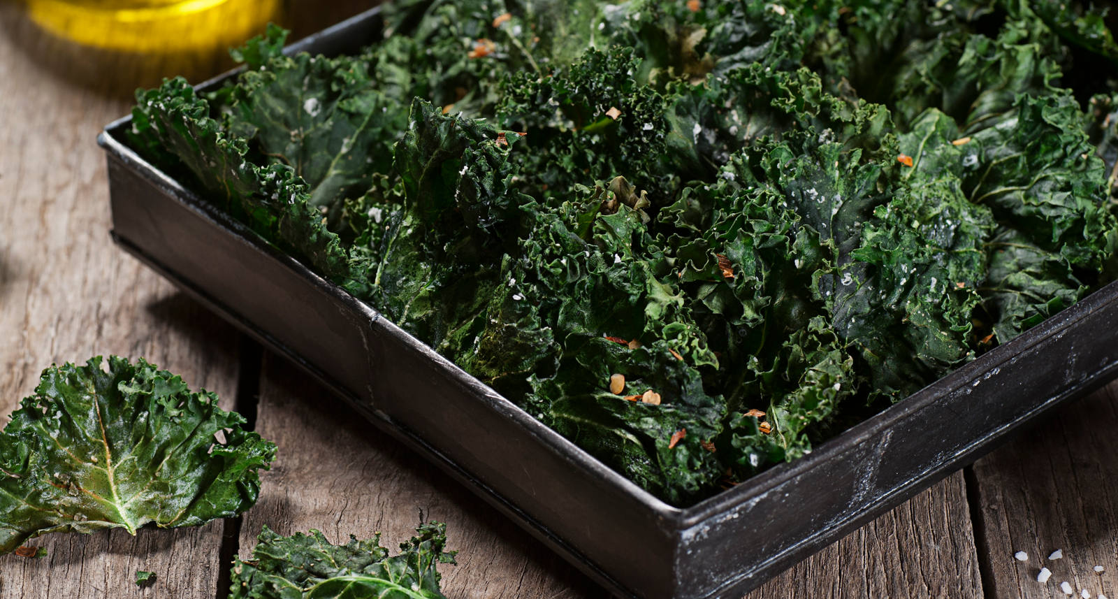 Knusprige Federkohl-Chips mit Cashew-Dip