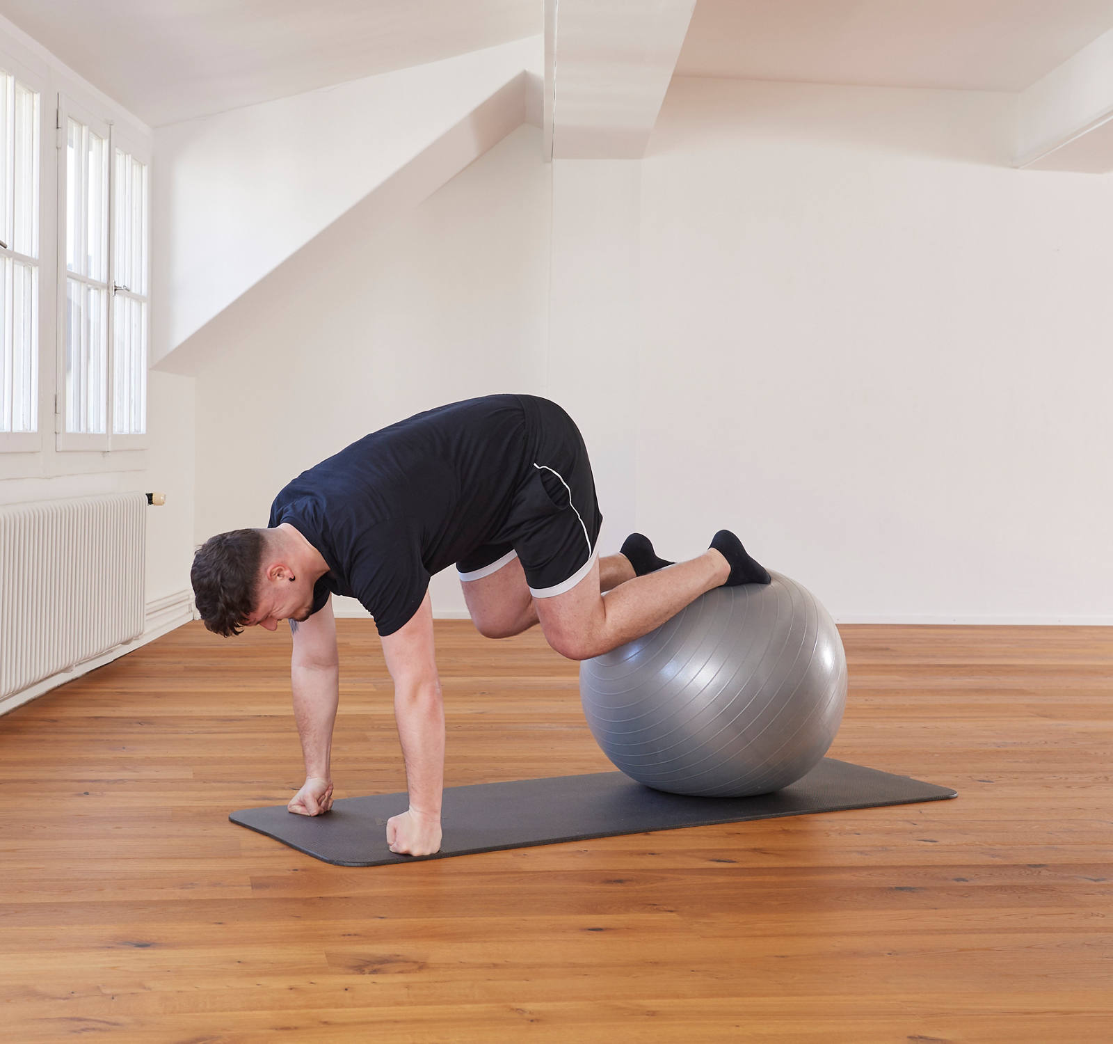 Ballon de gymnastique: 5 exercices pour renforcer ses abdominaux et son dos