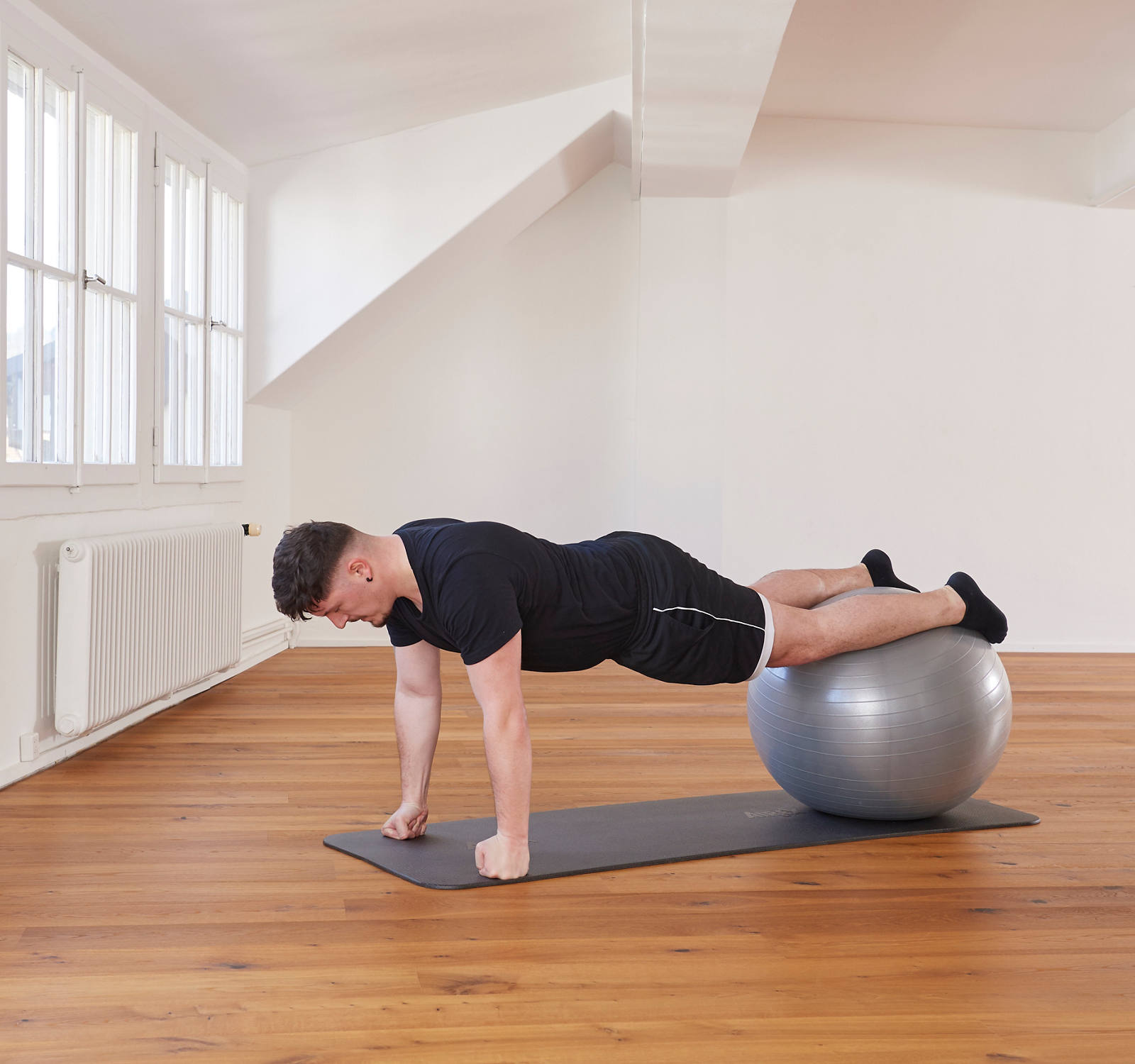 Ballon de gymnastique: 5 exercices pour renforcer ses abdominaux et son dos